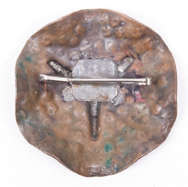 WWII Vlaams Instituut voor Ontspanning (VIVO) brooch with Life-Rune