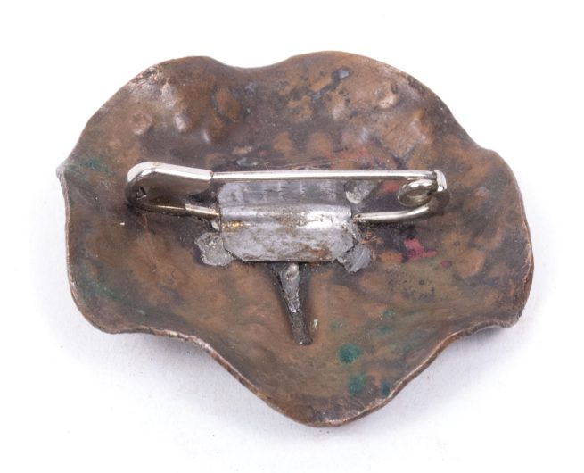 WWII Vlaams Instituut voor Ontspanning (VIVO) brooch with Life-Rune